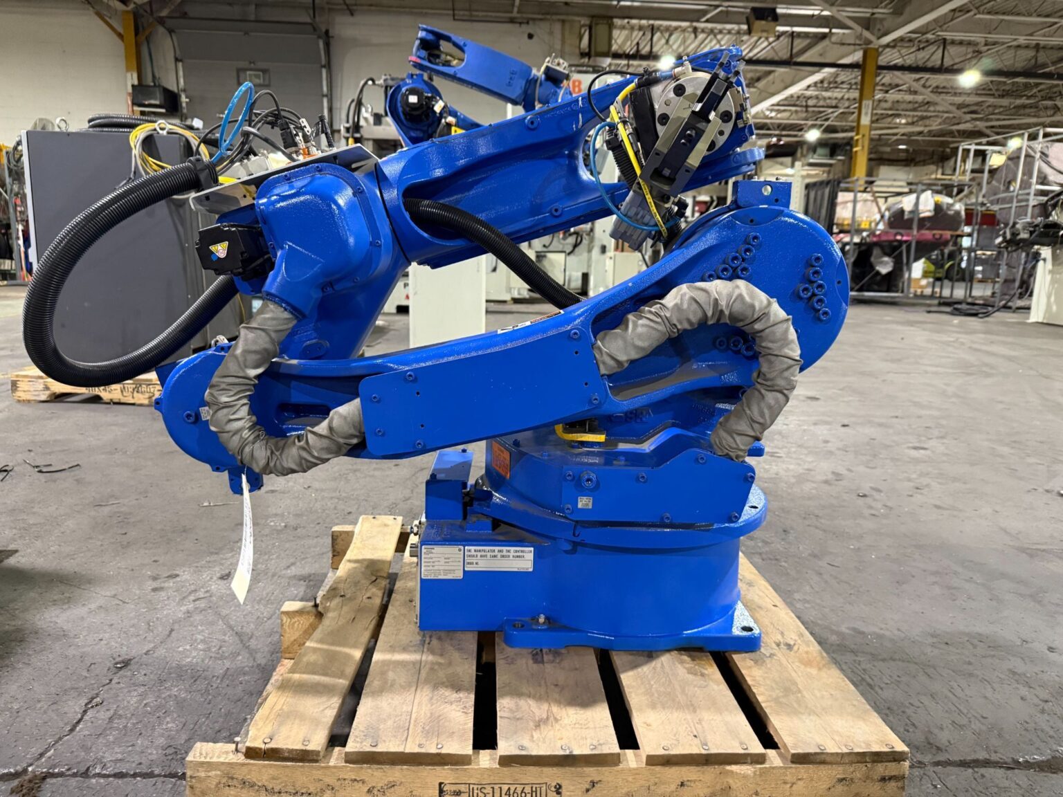 Used YASKAWA MOTOMAN-MH24 + DX200 Robots IGAM1630002